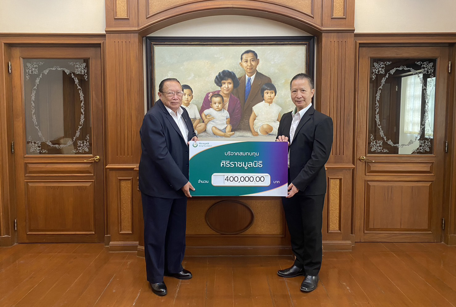 คุณวิชย ล้ำเลิศปัญญา มอบเงินจำนวน 400,000 บาท - ศิริราชมูลนิธิ (Siriraj ...